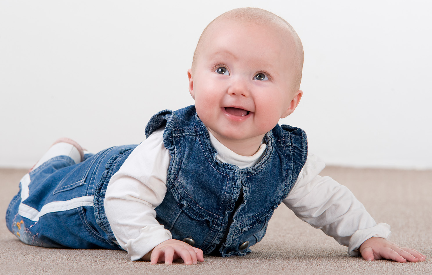 Developing your child’s movement skills: Lying on their tummy (ICAN ...